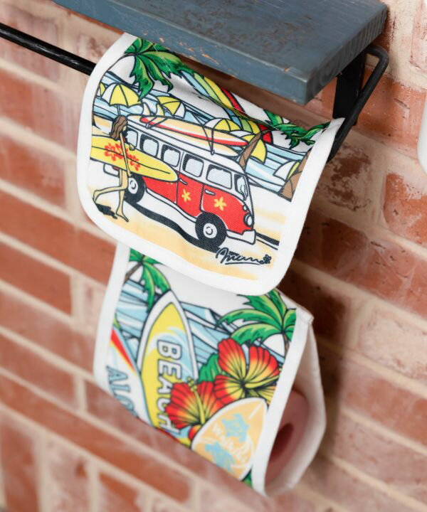 HAWAIIの景色が鮮やかにアーティスト調で描かれたトイレットペーパーホルダー。 飾れば一気にHAWAIIの世界へといざなってくれます。 素材 表地 ポリエステル100% 　 裏地 ポリエステル 60% 綿 40% サイズ 上部：縦15cm...
