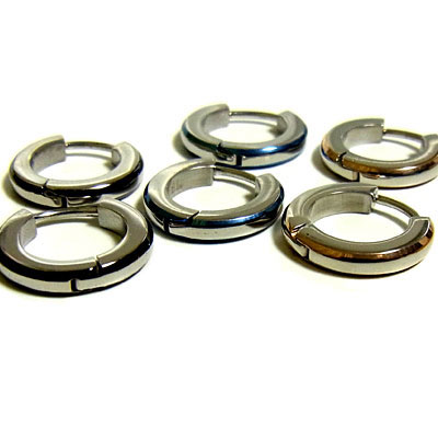 3色から選べるカラーフープピアス。※両耳用になります。3カラーパーフェクトフープステンレスピアス。ブラック・ブルー・ピンクゴールからお選び頂けます。ファッションを選ばない、どんなスタイルにも良く合うシンプルピアスです。 全体1.1cm ステ...