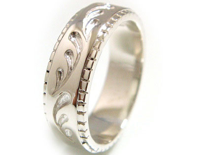 プラチナ加工ともいわれるロジウム加工を施し、ダイナミックに唐草を描きました。 総重量：5g 幅0.35cm リングサイズ：＃9、11、13より指定 シルバー925 付属品：ギフトBOXセット（ジュエリーポーチ・BOX・紙袋）※ジュエリーポー...