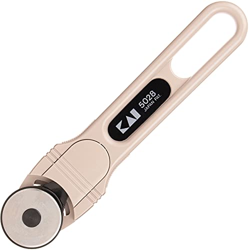 ◆商品名：Kai 貝印カミソリ ロータリーカッター 丸刃 回転 切れ味に特化したカッター 直径28mm 切れ込み調節 ワンタッチレバー付 綺麗な切断面 手芸 裁縫 DIY 右利き・左利き 兼用 布・皮・ビニール・フィルム・紙 5028Jサイ...