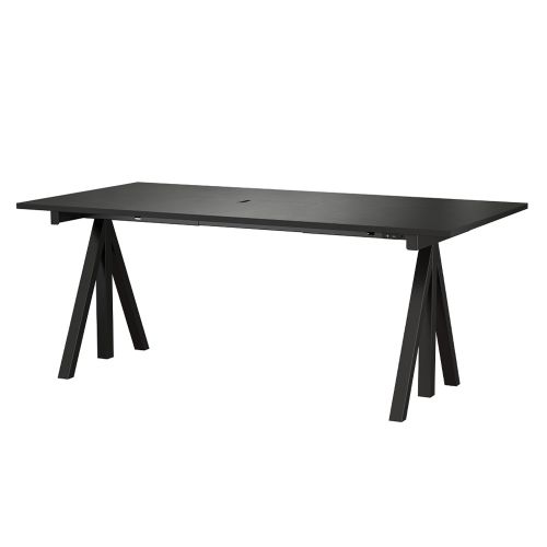 ブランドString Furnitureカテゴリデスク素材天板：MDF(ラッカー塗装)　脚：スチール(粉体塗装)サイズW1800×D900×H715〜1185mm納期2〜3週間(メーカー欠品時除く)(メーカー在庫僅少)送料大型宅配便 送料一...