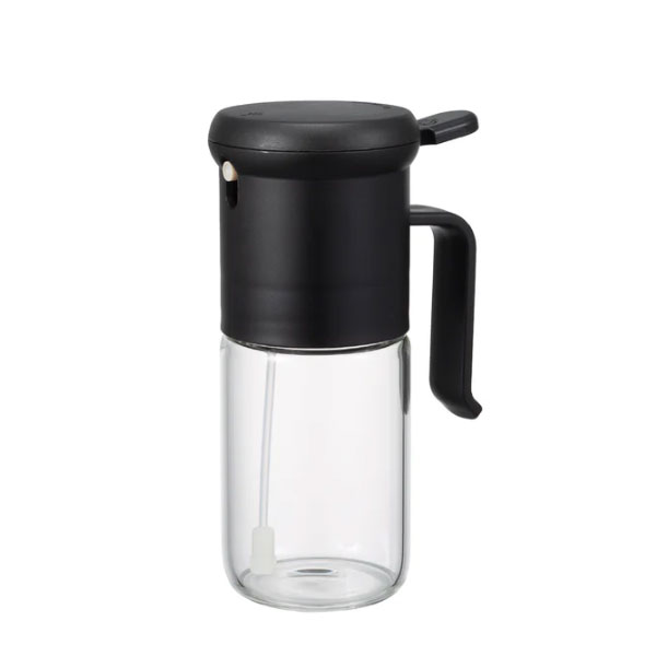W75×D105×H170mm 実容量：250ml ガラス容器 カロリーや脂質の摂取を抑えることができるので健康を意識した食生活の最適です しっかり密封されているので倒れても液だれの心配がなくキッチンを清潔に保てます ワンプッシュで適量の油...