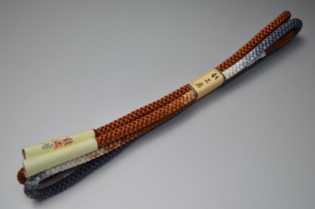 　 　　龍工房の帯〆（龍工房謹製・正絹） 京組紐平組帯〆（柿しぶ染め） 江戸組ゆるぎ帯〆（撚り房・正絹） 五嶋紐の帯〆（江戸組帯〆・正絹） 草木染めゆるぎ帯〆（正絹） お洒落組み帯〆（正絹） お洒落三分組み紐 真田紐（三分・帯留め用紐） 吉...
