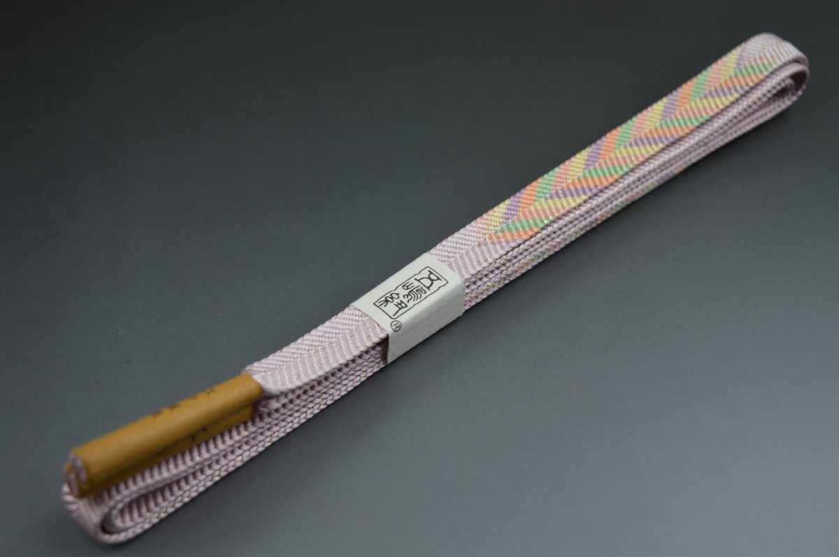 　 　　龍工房の帯〆（龍工房謹製・正絹） 京組紐平組帯〆（柿しぶ染め） 江戸組ゆるぎ帯〆（撚り房・正絹） 五嶋紐の帯〆（江戸組帯〆・正絹） 草木染めゆるぎ帯〆（正絹） お洒落組み帯〆（正絹） お洒落三分組み紐 真田紐（三分・帯留め用紐） 吉...