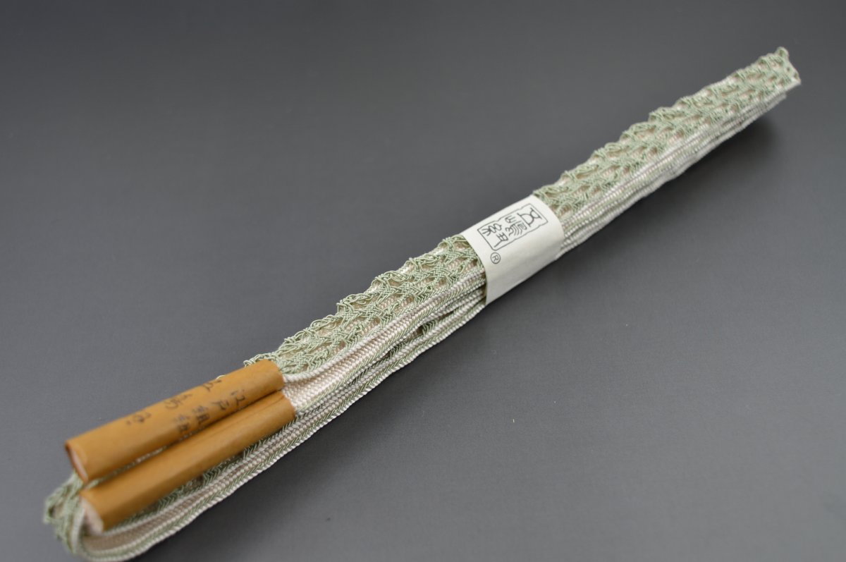 　 　　龍工房の帯〆（龍工房謹製・正絹） 京組紐平組帯〆（柿しぶ染め） 江戸組ゆるぎ帯〆（撚り房・正絹） 五嶋紐の帯〆（江戸組帯〆・正絹） 草木染めゆるぎ帯〆（正絹） お洒落組み帯〆（正絹） お洒落三分組み紐 真田紐（三分・帯留め用紐） 吉...