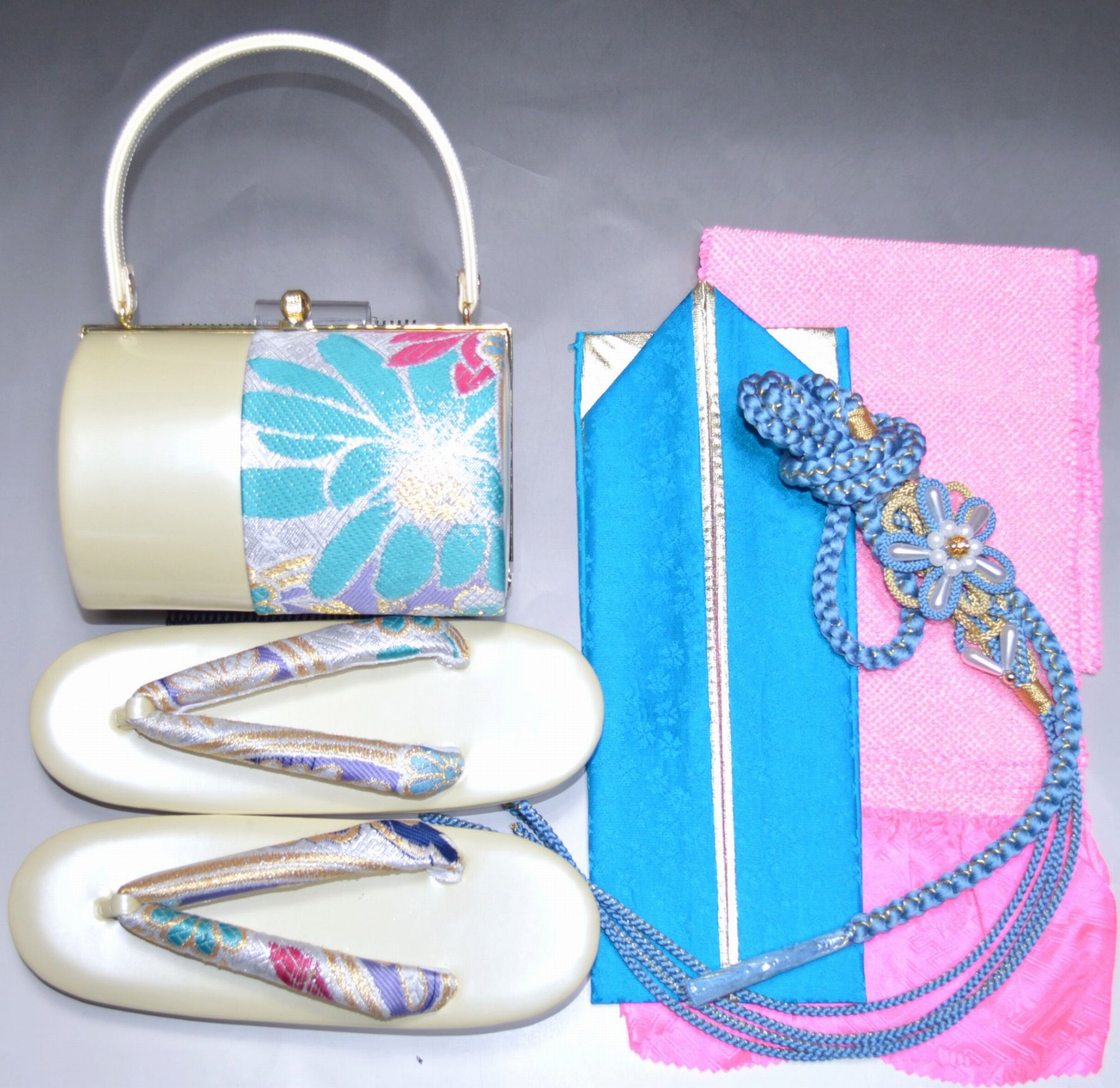 　　ママ振袖に‥5点セット 大切に受け継がれたママ振袖を、今風に美しくアレンジ。草履バッグセット・帯締め・帯揚げ・重ね衿で、振袖の印象が見違えます。小物を変えるだけで、古さを感じさせない洗練コーデに。成人式や前撮りにも最適。思い出はそのまま...