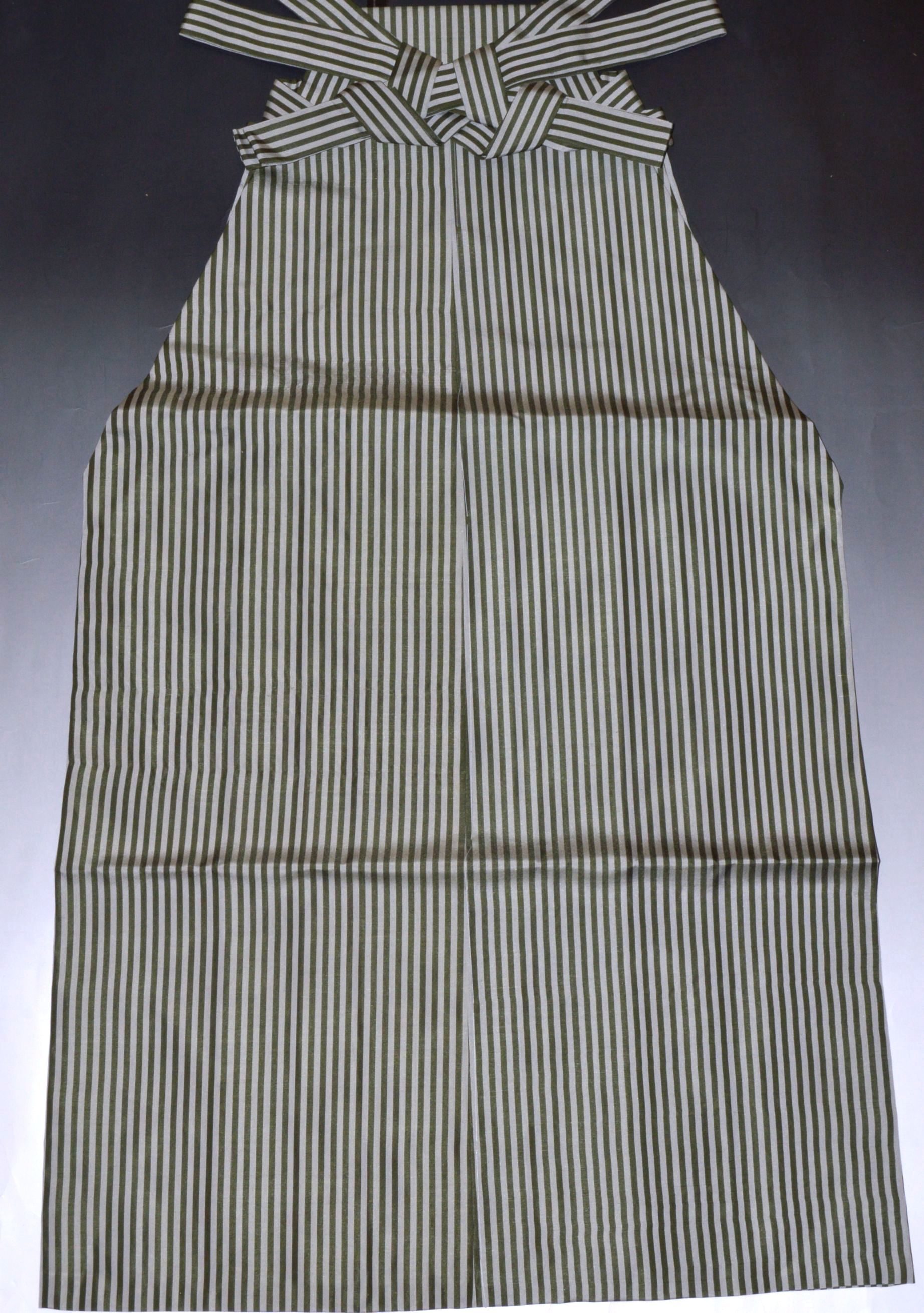 　　素材 本体素材：絹100% 着用時期 袷の時期にご利用頂ける 男物行灯袴袴です。 入学式・卒業式・結婚式 お茶会におすすめの品物です。 画像ではやや明るい 色目で写っていますが 下記の色目に現品は近いです。 深緑色 関連商品 男物お仕立...