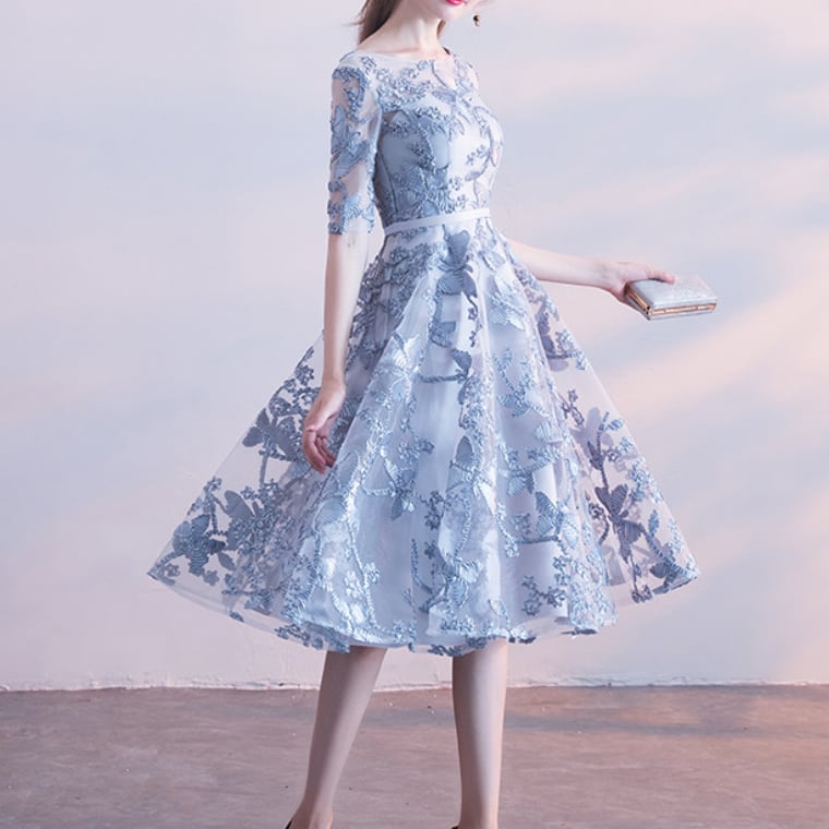 お姫様のような可愛らしいパーティードレス。背中のレースアップとふんわりフレアスカートがフェミニンな一枚。カラー : グレーブルー　　ネイビー シャンパンサイズ :S バスト80cm x ウエスト63.3cmM バスト83.3cm x ウエス...