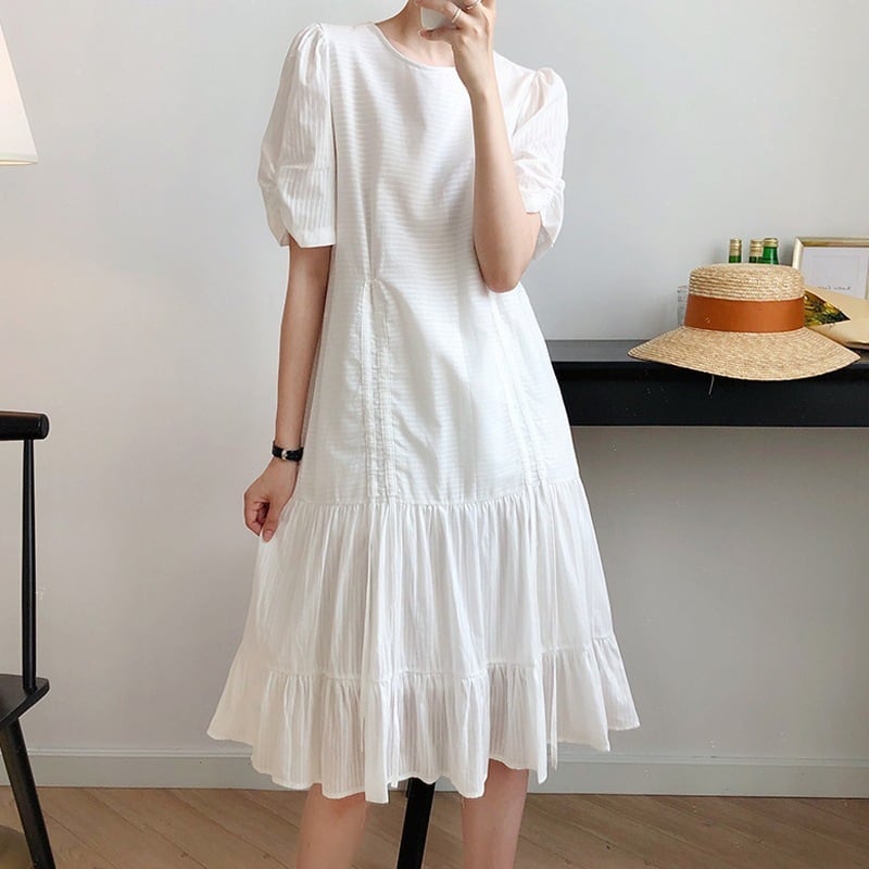 ふんわりパフスリーブのブラウスワンピース。フリルと透け感が可愛らしい春コーデにぴったりな一枚。カラー : ホワイトサイズ : S 着丈102cm x バスト98cm x 袖丈29cm x 肩幅38cmM 着丈103cm x バスト102cm...