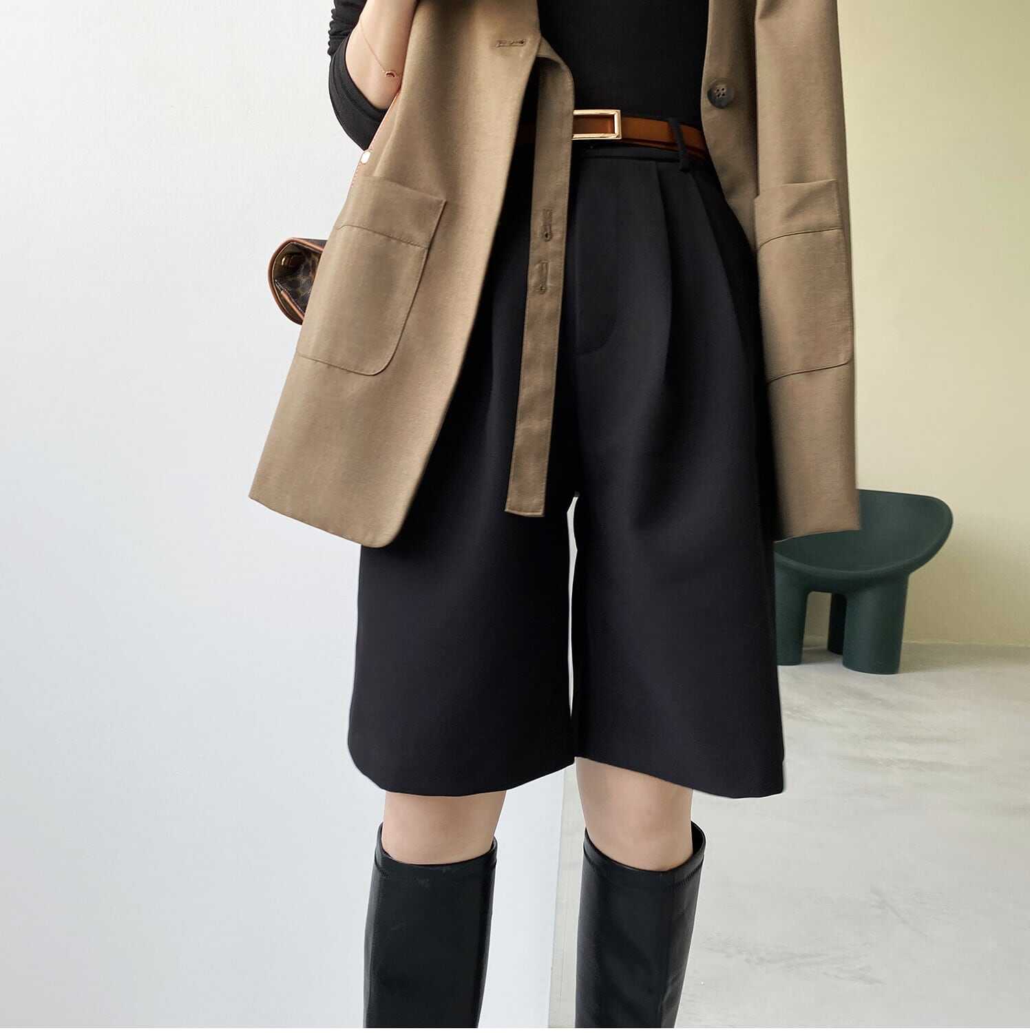 ゆったりとしたシルエットの膝丈ショートパンツ。秋カラーでお洒落カジュアルなコーディネートにおすすめな一枚。カラー : ブラック 　　グレー 　　ブラウンサイズ :M 着丈55cm x ウエスト66cm x ヒップ108cmL 着丈56cm ...