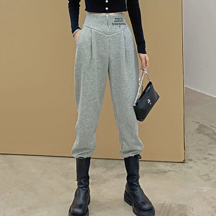 ジップ開閉タイプが個性的なハイウエストのジョガーパンツです。ワンポイントのレタリングがスポーティーで足元にもワッペンをあしらいました。ウエストゴムが快適な着用感で体型カバーも叶います。「カラー」　グレー　ブラック　S　M　L　XLS　　ウエ...