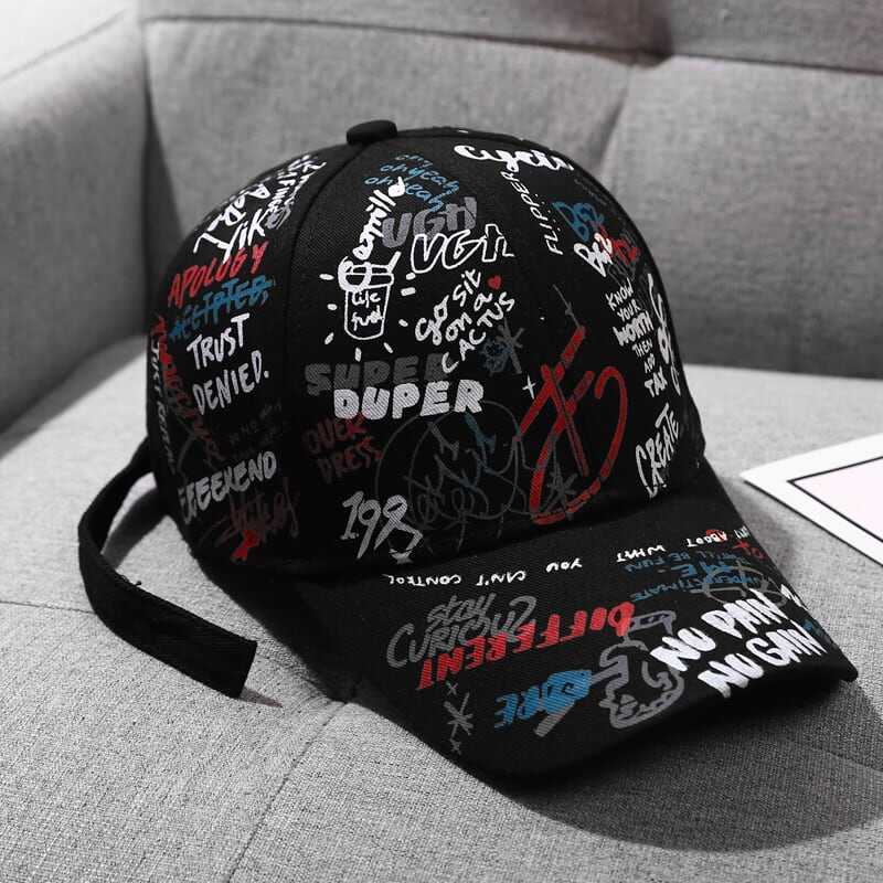 かわいいイラストを散りばめたデザインのキャップです。後方より調整バンドが長く伸びておりこちらもデザインのアクセントになっています。可愛いくて特徴的なデザインをもとめるかたにおすすめです。＜カラー＞ブラックホワイト＜サイズ＞頭囲：約55cm〜...