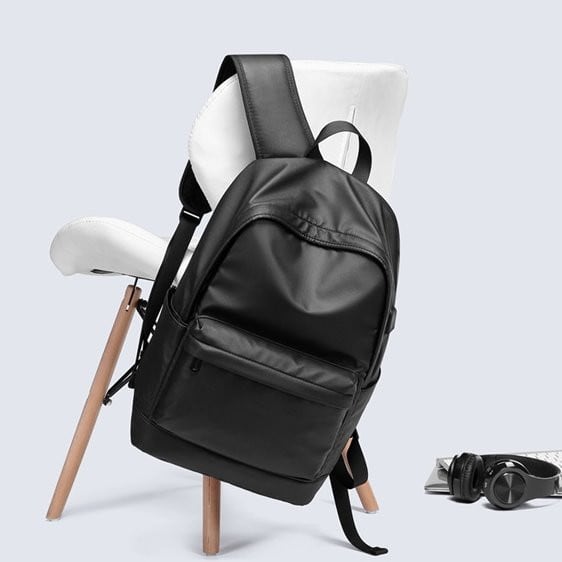 USBポート付きの高性能バックパックです☆PCやタブレットの持ち運びに便利な衝撃吸収素材をつかったポケットもセット。大容量でちょっとした外出から出張、旅行など様々なシーンで使えます。＜カラー＞黒色（ブラック）黒迷彩（ブラック）＜サイズ＞44...