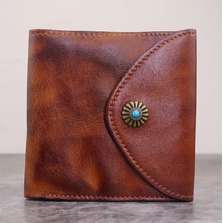 本牛革を使用した高級感あふれるおしゃれな三つ折り財布です。シンプルな見た目ですが金属製のおしゃれなアクセサリーがワンポイントになりさりげないお洒落を演出しています。財布を開くとカード入れ、小銭入れ、札入れが揃っておりコンパクトな三つ折り財布...