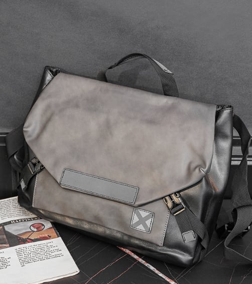 横長で開口部が大きくものの出し入れがしやすい使いやすい肩掛けメッセンジャーバッグです。パソコンからペットボトル傘などスムーズに入れることができます。デザインもシンプルながらワンポイントが入っているなどおしゃれに使用できます。「カラー」ブラッ...