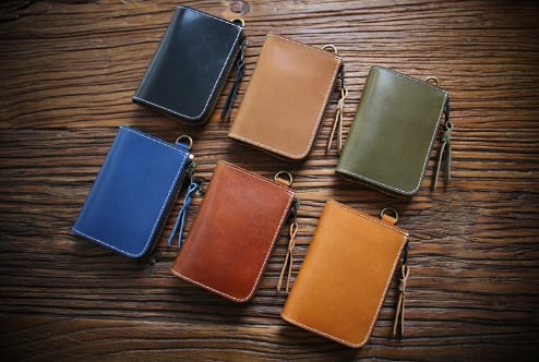 本牛革を使用した高級感あふれるコンパクトな財布です。本牛革なので使用していくうちに独自の風合いを楽しめます。また、コンパクトながらお札やカードはもちろん小銭も入れられるように設計されており使い勝手も良いです。「カラー」ブラックレッドブラウン...