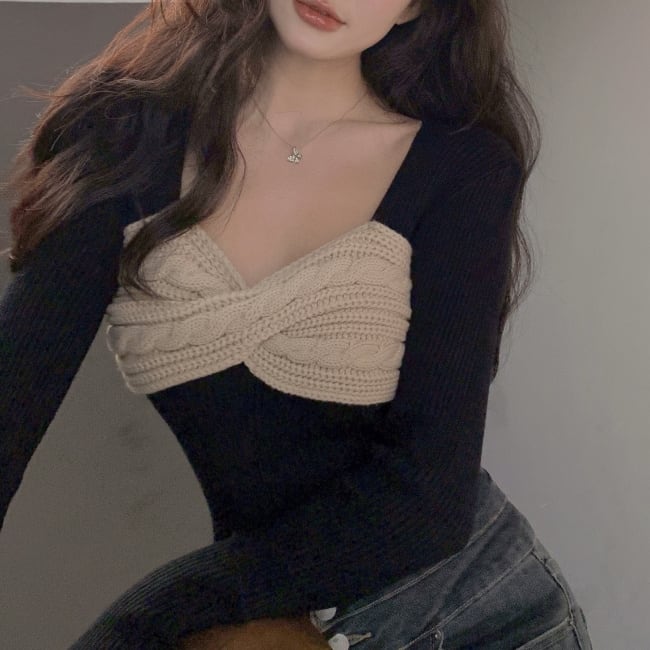 リボンのように仕立てたバイカラー切り替えが可愛いニットです。トレンドをおさえた広めのペンタゴンネックがデコルテを綺麗に見せます。合わせやすいカラーになっているのでどんなボトムスとも相性抜群のアイテムです。＜カラー＞ホワイト、ベージュ、グレー...