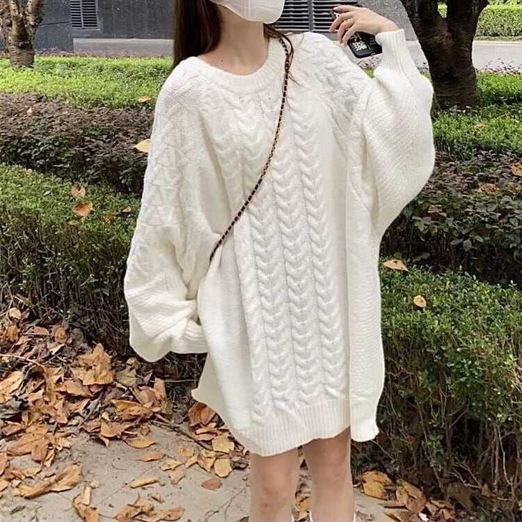 オーバーサイズのゆったりとしたシルエットが今っぽいデザインのニットセーターです。ランダムなケーブル編みが動きのあるこなれた印象にしてくれます。シンプルなワントーンで子供っぽくなりすぎず、合わせるボトムスを選びません。色展開ホワイト　ベージュ...