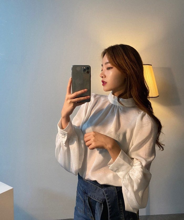 程よい光沢感とシブラウスはトレンドのボリュームスリーブがポイントになっています。ボリュームのあるシルエットなので、ハイウエストボトムと合わせて、ブラウスの裾をインして合わせるとメリハリが出てすっきりと見えます。色展開ホワイトブラックベージュ...