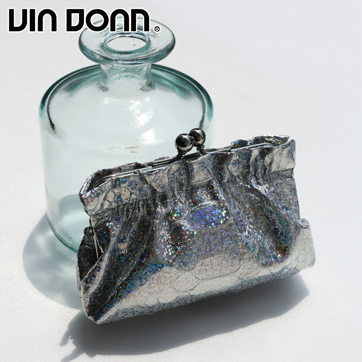 ブランド名 VIA DOAN ヴィア ドアン シリーズ Argent アルジョン 品番 295 外寸 縦8cm×横12.5cm×まち3cm 重さ 60g 小銭入れ 1ヶ所 メイン開口部 がま口 表素材 ヘビ革(箔加工) ◇手ざわり： 柔 □...