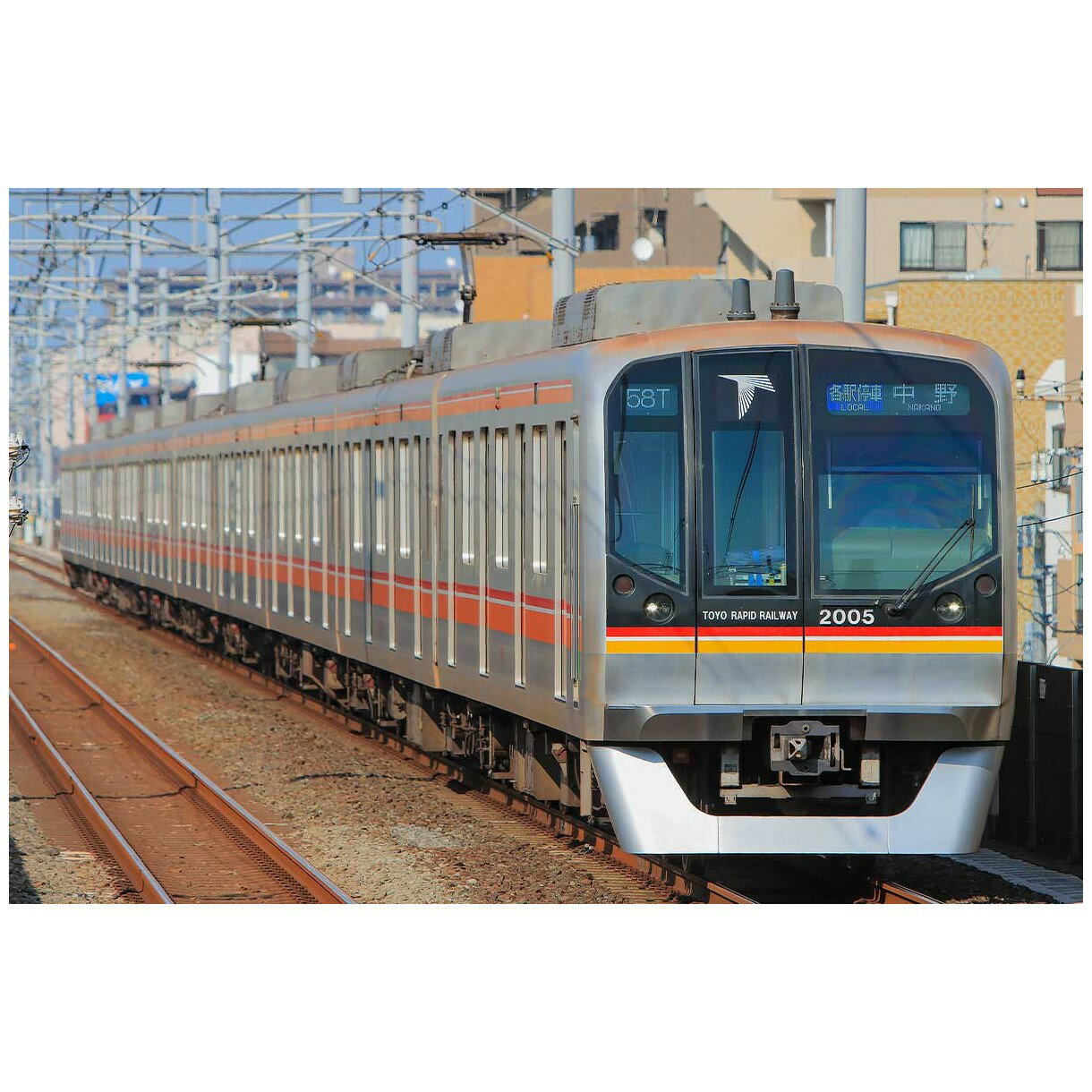東葉高速2000系は東京メトロ05系13次車と共通設計の下、2024年度に製造された車両です。在来車と比べて張り上げ構造の屋根や車端部の断面形状に特徴があります。近年、前面ヘッドライトのLED化、行先表示のフルカラーLED化等の改造が行われ...