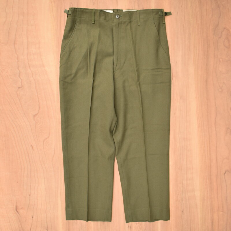 アイテム U.S.ARMYのM51パンツ、こちらは80年代に製造された個体のDEAD STOCK品です！ 朝鮮戦争用に開発された防寒用のミリタリトラウザー。 ガシッと堅牢なウールサージ素材で、秋冬シーズンにうってつけの素材感です。 ゆったり...