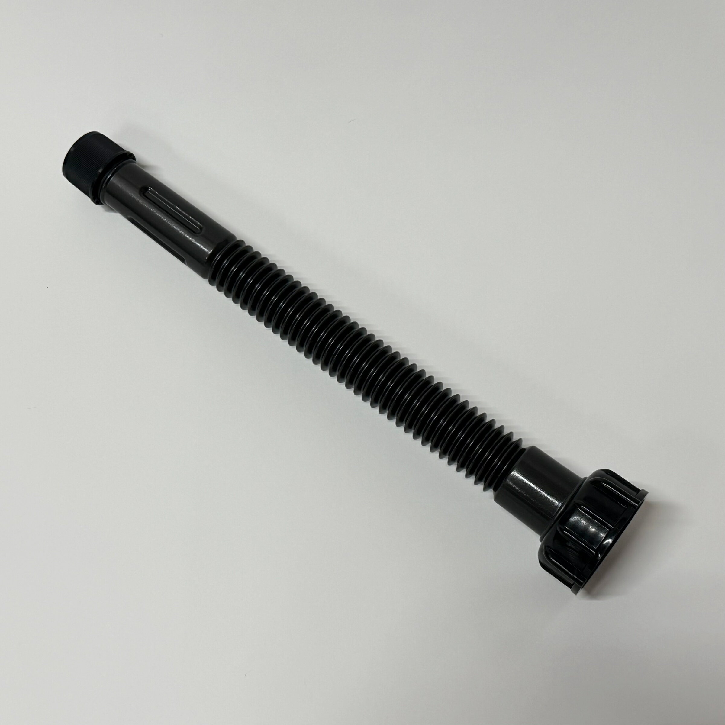 商品名 灯油缶用 ブラックノズルキャップセット サイズ 長さ約330mm（外形Φ50mm用） 材質 キャップ：ポリプロピレン ノズル：ポリエチレン 合わせて使える灯油缶 オリジナル灯油ポリタンクはこちら