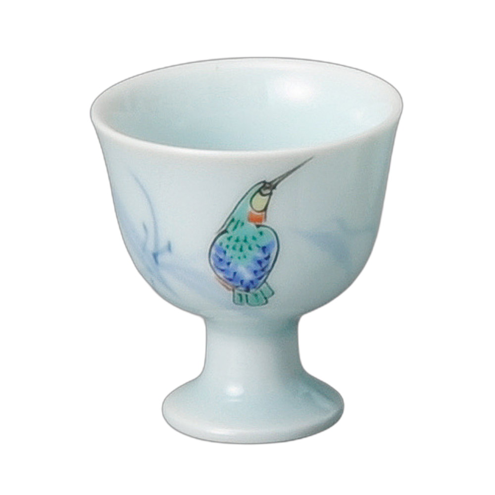[商品名]　青瓷かわせみ高台盃[素材]　陶磁器[寸法]　4.7×5.3cmお店からご自宅まで、季節を問わず、様々なシーンでご利用いただける商品です。[ 4.7×5.3cm ] 陶磁器 一部の商品はメーカーよりお取り寄せとなりますので、納期が...