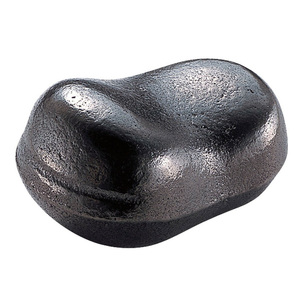 [商品名]　南部鉄器 おまめちゃん [素材]　鋳鉄[寸法]　幅:50 x 奥行:37 x H28mm[産地]　日本黒豆の艶出しに最適。お鍋やケトルに入れて鉄分補給も可能です。食に携わるプロの皆様、実際に使う立場の方々からの声を多く取り入れた...