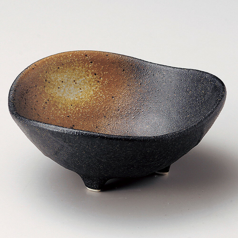 [商品名]　黒備前吹三ツ山三ツ足4.0中鉢[素材]　磁器[寸法]　13.7 x 5.5cmお店からご自宅まで、季節を問わず、様々なシーンでご利用いただける商品です。[ 13.7 x 5.5cm ] 磁器 日本製 一部の商品はメーカーよりお取...