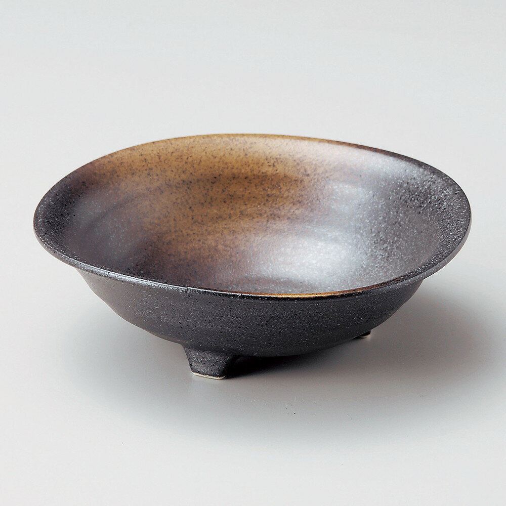 [商品名]　黒備前金茶吹三ツ足小鉢[素材]　磁器[寸法]　12 x 4cmお店からご自宅まで、季節を問わず、様々なシーンでご利用いただける商品です。[ 12 x 4cm ] 磁器 日本製 一部の商品はメーカーよりお取り寄せとなりますので、納...