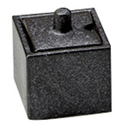 [商品名]　いぶし黒角辛子[素材]　磁器[寸法]　4.7 x 4.7 x 5.6cm[産地]　日本商品によっては手造りのため、写真と色・かたちが若干異なることがございます。一般に陶磁器のサイズ・容量・色は、生産工程・焼成温度の変化・生産型の...