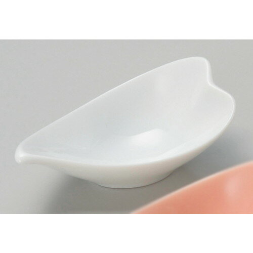 [商品名]　白花びら小付[素材]　磁器[寸法]　10 x 6 x 3.8cmお店からご自宅まで、季節を問わず、様々なシーンでご利用いただける商品です。[ 10 x 6 x 3.8cm ] 磁器 日本製 一部の商品はメーカーよりお取り寄せとな...