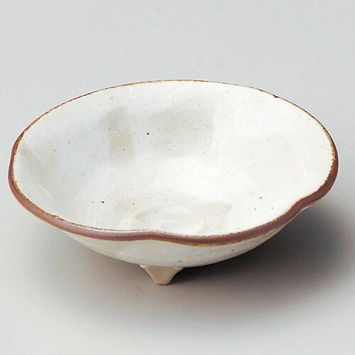 [商品名]　白油滴刷毛三ツ足浅小鉢[素材]　磁器[寸法]　φ11 x 3.6cmお店からご自宅まで、季節を問わず、様々なシーンでご利用いただける商品です。[ φ11 x 3.6cm ] 磁器 日本製 一部の商品はメーカーよりお取り寄せとなり...