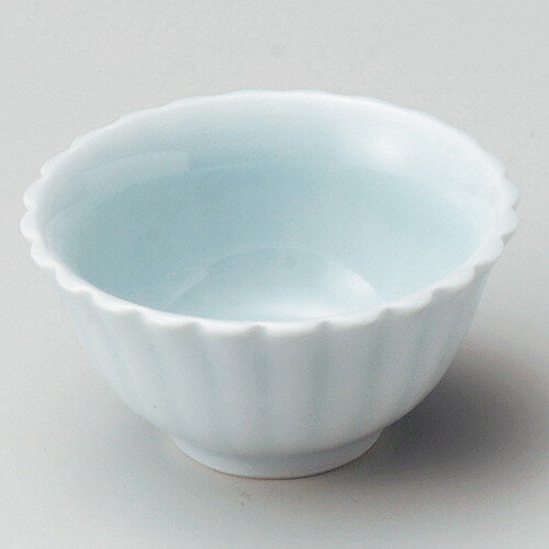[商品名]　青白磁菊型小鉢(小)[素材]　磁器[寸法]　φ9 x 4.5cmお店からご自宅まで、季節を問わず、様々なシーンでご利用いただける商品です。[ φ9 x 4.5cm ] 磁器 日本製 一部の商品はメーカーよりお取り寄せとなりますの...