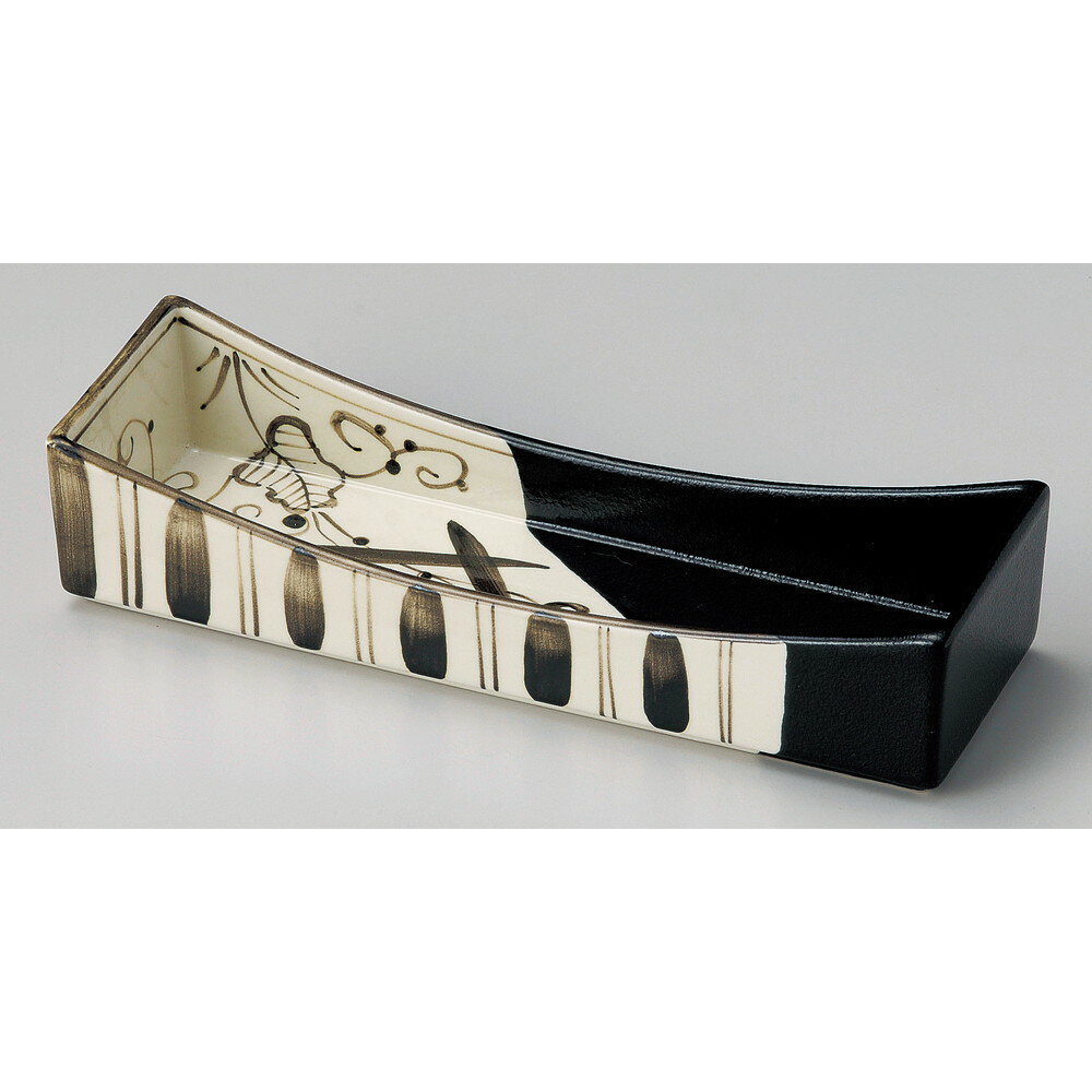 [商品名]　黒織部つた絵前菜皿[素材]　陶器[寸法]　26 x 8.2 x 5.5cmお店からご自宅まで、季節を問わず、様々なシーンでご利用いただける商品です。[ 26 x 8.2 x 5.5cm ] 陶器 日本製 一部の商品はメーカーより...