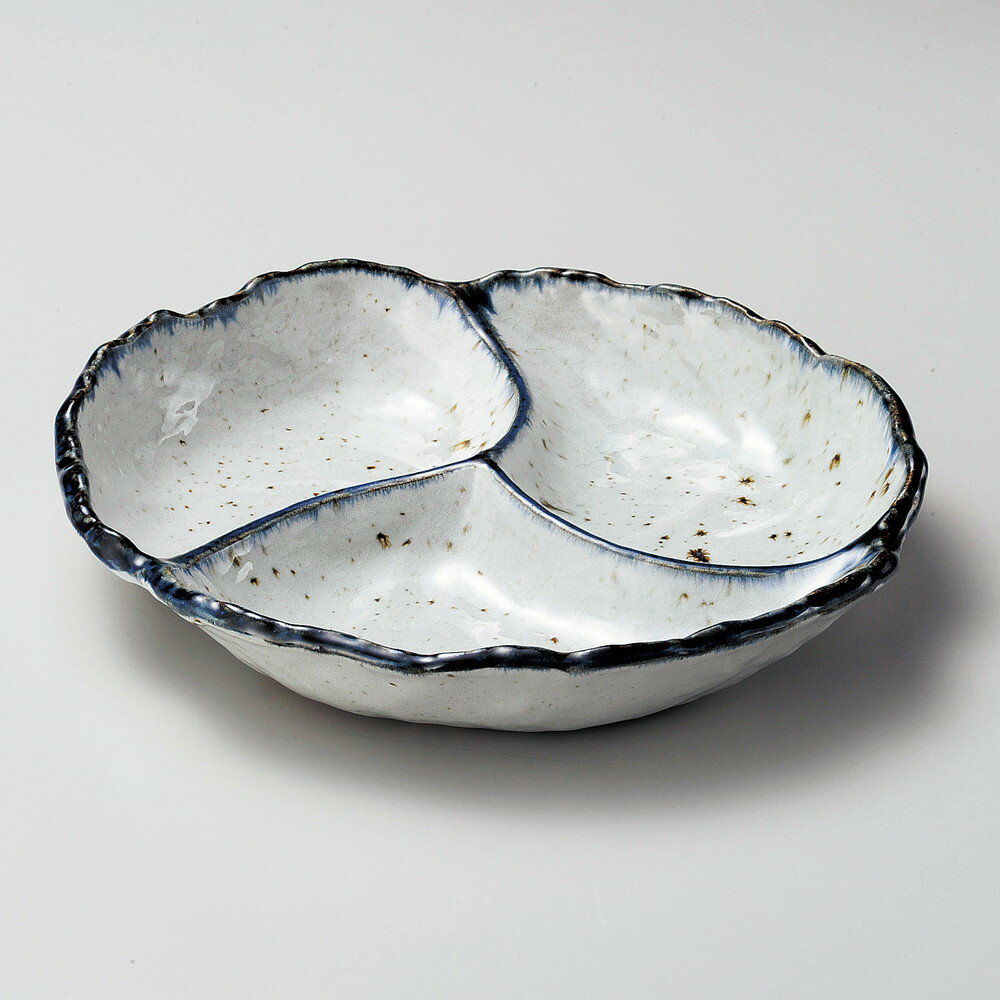 [商品名]　かいらぎ三ツ仕切皿(大)[素材]　陶器[寸法]　26 x 24.5 x 4.5cmお店からご自宅まで、季節を問わず、様々なシーンでご利用いただける商品です。[ 26 x 24.5 x 4.5cm ] 陶器 日本製 一部の商品はメ...