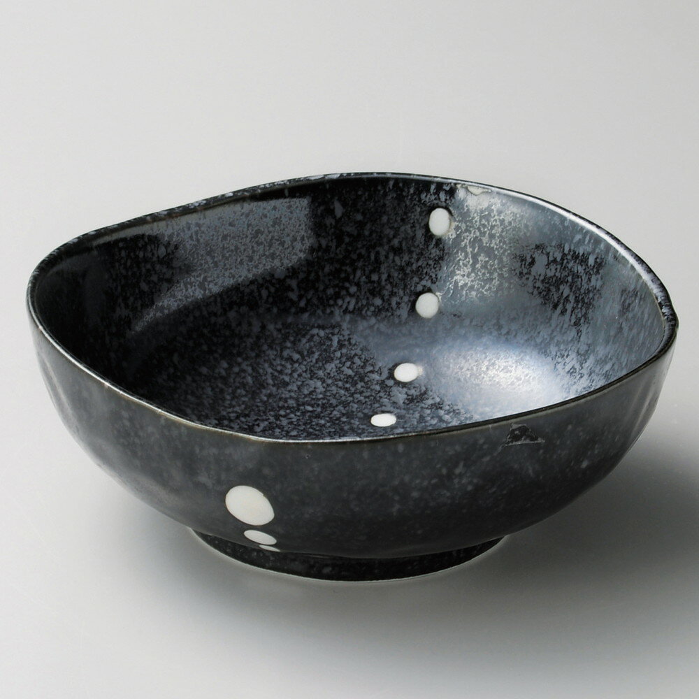 [商品名]　ドット黒三角4.0鉢[素材]　磁器[寸法]　12.4 x 5.4cmお店からご自宅まで、季節を問わず、様々なシーンでご利用いただける商品です。[ 12.4 x 5.4cm ] 磁器 日本製 一部の商品はメーカーよりお取り寄せとな...