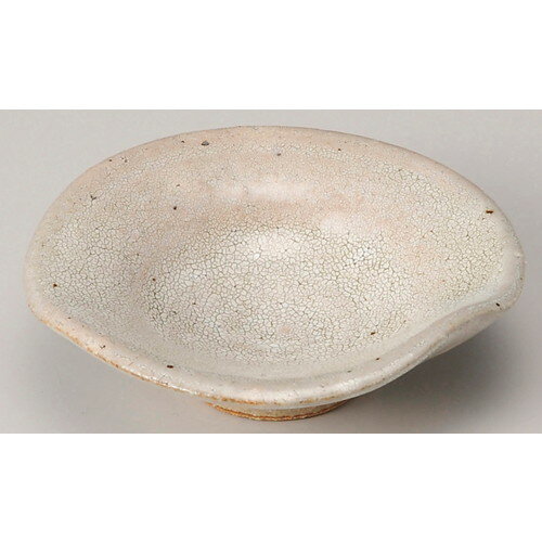 [商品名]　サビ梅花皮ひねり小皿[素材]　陶器[寸法]　φ9.4 x 2.5cmお店からご自宅まで、季節を問わず、様々なシーンでご利用いただける商品です。[ φ9.4 x 2.5cm ] 陶器 日本製 一部の商品はメーカーよりお取り寄せとな...