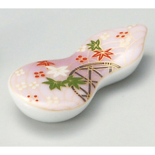 [商品名]　ピンク友禅箸置[素材]　磁器[寸法]　[ 6.7 x 3.2 x 1.2cm ]お店からご自宅まで、季節を問わず、様々なシーンでご利用いただける商品です。[ 6.7 x 3.2 x 1.2cm ] 磁器 日本製 一部の商品はメー...