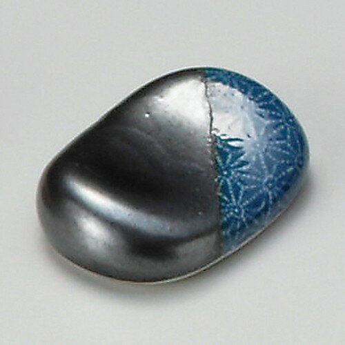 [商品名]　小判型針子紺箸置[素材]　磁器[寸法]　[ 4.5 x 3cm ]お店からご自宅まで、季節を問わず、様々なシーンでご利用いただける商品です。[ 4.5 x 3cm ] 磁器 日本製 一部の商品はメーカーよりお取り寄せとなりますの...