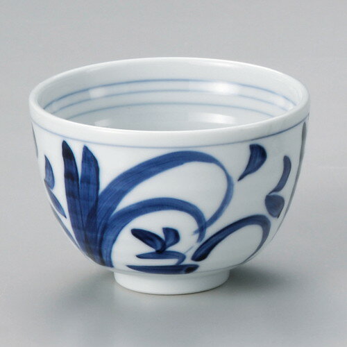 [商品名]　砥部唐草小丼[素材]　磁器[寸法]　[ φ11.9 x 8.2cm ]お店からご自宅まで、季節を問わず、様々なシーンでご利用いただける商品です。[ φ11.9 x 8.2cm ] 磁器 日本製 一部の商品はメーカーよりお取り寄せ...