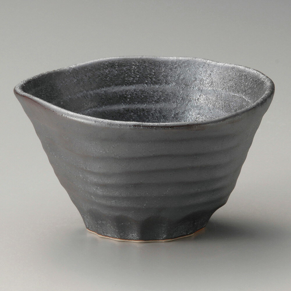 [商品名]　赤銀彩エム丼[素材]　磁器[寸法]　[ φ17 x 9.5cm ]お店からご自宅まで、季節を問わず、様々なシーンでご利用いただける商品です。[ φ17 x 9.5cm ] 磁器 日本製 一部の商品はメーカーよりお取り寄せとなりま...