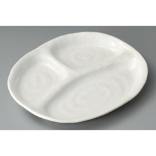 [商品名]　白釉三ツ切10吋仕切皿[素材]　陶磁器[寸法]　[ 248 x 213 x 22mm ] お店からご自宅まで、季節を問わず、様々なシーンでご利用いただける商品です。[ 248 x 213 x 22mm ]メーカーからの取り寄せ商...