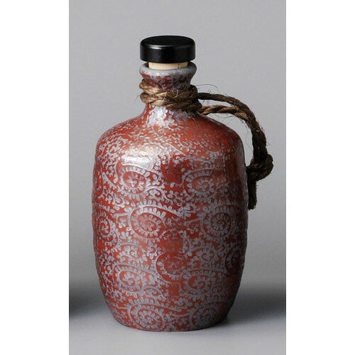 [商品名]　銀彩唐草（赤）5号ボトル[素材]　陶磁器[寸法]　[ 100 x 210mm・900cc ] お店からご自宅まで、季節を問わず、様々なシーンでご利用いただける商品です。[ 100 x 210mm・900cc ]メーカーからの取り...