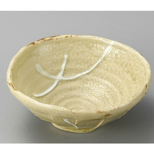[商品名]　イラボ 白流し4.5ケズリ鉢[素材]　陶磁器[寸法]　[ 133 x 133 x 55mm ] お店からご自宅まで、季節を問わず、様々なシーンでご利用いただける商品です。[ 133 x 133 x 55mm ]メーカーからの取り...