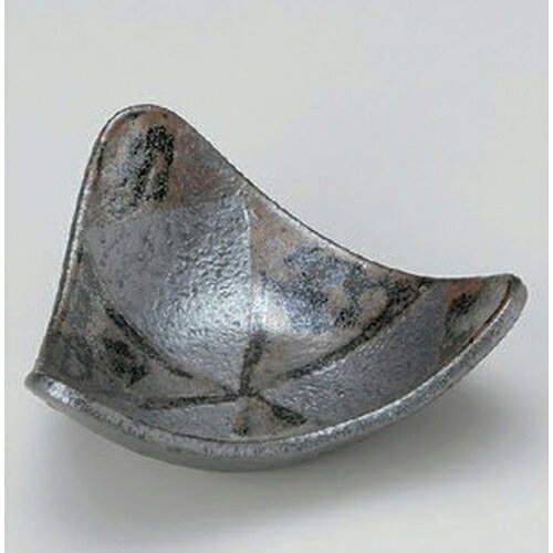 [商品名]　黒志野三角小鉢 (小) [素材]　陶磁器[寸法]　[ 9.8 x 9.8 x 4.5cm 105g ]お店からご自宅まで、季節を問わず、様々なシーンでご利用いただける商品です。[ 9.8 x 9.8 x 4.5cm 105g ]...