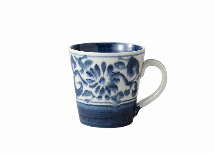 [商品名]宗山窯 安南染唐草 マグ[素材]陶器・美濃焼[寸法]品：マグ×1／φ8.8×8.8cm 箱：11.8×11.2×9.4cm結婚式のお返し、母の日のプレゼント、退職祝いなど、さまざまな場面でご利用いただけます。陶器の専門問屋が厳選し...