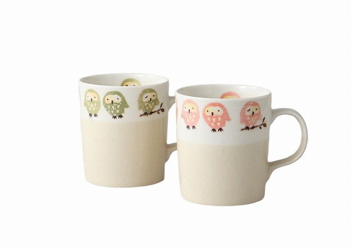 [商品名]森のフクロウ軽量ペアマグ[素材]磁器[寸法]品：マグ×2／φ8×9cm結婚式のお返し、母の日のプレゼント、退職祝いなど、さまざまな場面でご利用いただけます。陶器の専門問屋が厳選した、プレゼントやギフトにピッタリな逸品です。[品：マ...