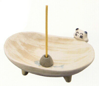 縦8.5×横6×高さ3.5cmすくっと立ち昇っては消えていく儚い香りを日本人は「香道」により継承し、今に至る... 今から1400年ほど前、推古天皇の時代に一本の香木が淡路島に漂着しそれを島人が拾い薪と一緒に燃やしたところ大変よい香りがした...